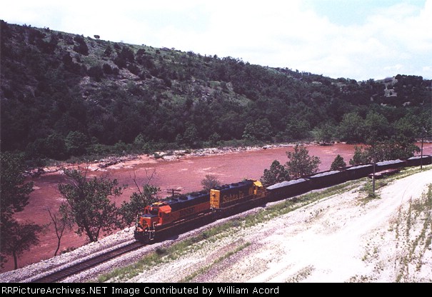 BNSF #2551 leading ballast train through Arbuckles